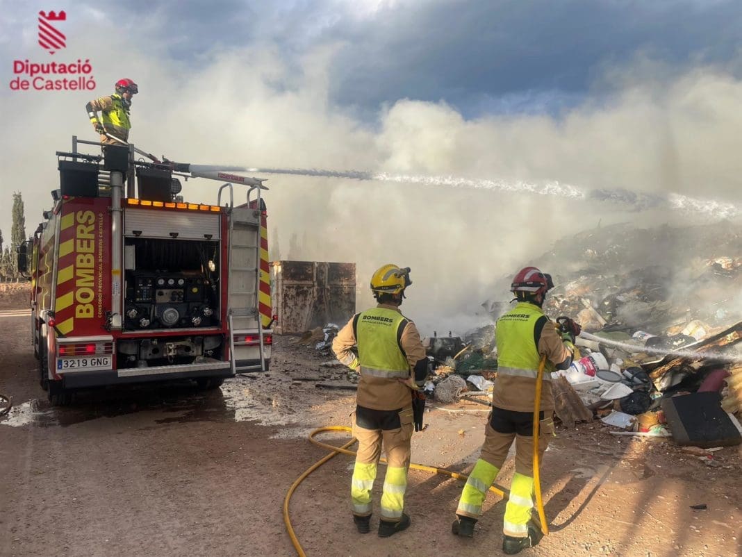 Bomberos sofocan un incendio en una planta de reciclaje en Moncofa - Actualidad Castellón