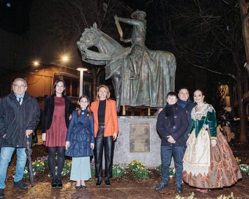 La escultura de 'El Pregoner' luce ya junto al Forn del Pla como reconocimiento a uno de los ...